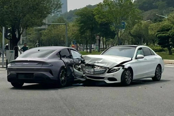 全网首撞！小米SU7误撞奔驰，车主回应：_车家号_发现车生活_汽车之家