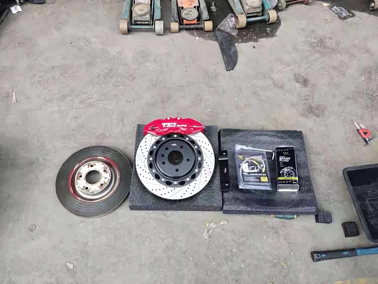 红旗汽车刹车改装案例分享 红旗HS5改装TEI Racing六活塞刹车套件_车家号_发现车生活_汽车之家