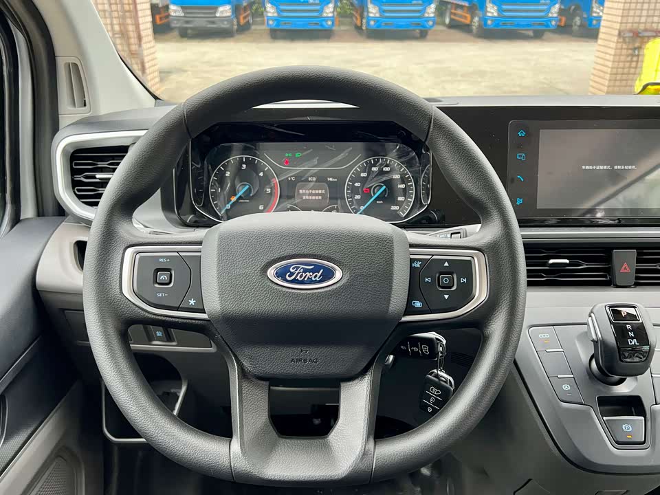 【文章】江铃福特2023款新全顺V362MCA新车已到4S店，并可订车。相比新全顺V362国六，全顺MCA轴距数据维持不变，短轴2933mm，中轴3300mm；图片为中轴低顶6座2.0T柴油后 ...