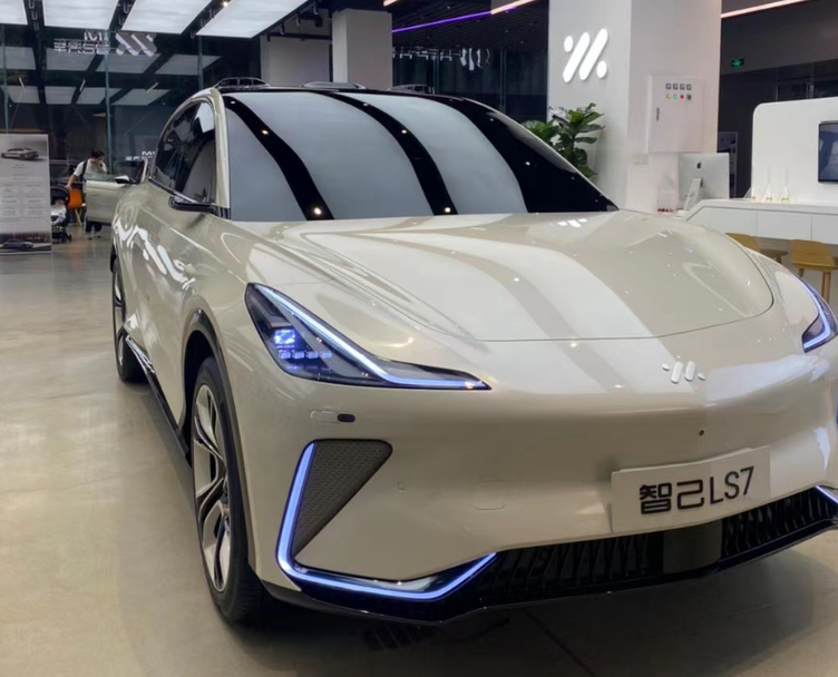 国产版阿斯顿·马丁DBX？智己LS7现身街头，配特斯拉Yoke方向盘_车家号_发现车生活_汽车之家