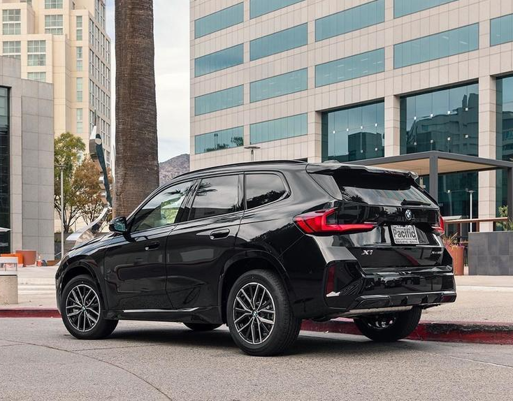 全新宝马X1海外街拍 黑武士外观 内饰焕然一新 对标奔驰GLB_车家号_发现车生活_汽车之家