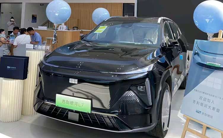 国产SUV的骄傲，吉利银河L7“黑武士”登场，精致感十足，真帅气_车家号_发现车生活_汽车之家