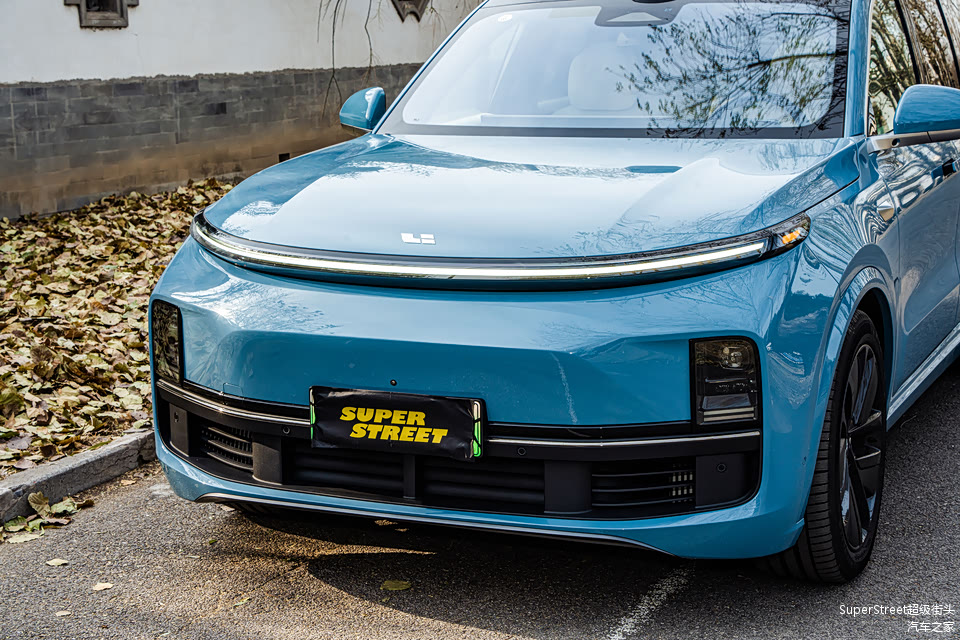 【文章】理想L9长两米无接缝星环大灯，LED自适应大灯；还配有ADAS智能驾驶辅助灯。前脸上下层次分明递进式设计，有一种天圆地方的感觉，车漆是蓝色特别版冷光漆，需要花费1万块钱选配。车身真的是 ...