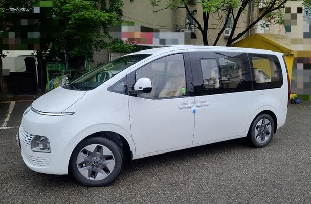 【文章】现代也推出了面包车？这次是超大号的！3.5升V6自吸以及2.2升直列柴油发动机！现代Staria的外观个性，采用了品牌全新的设计语言，甚至给人一种大众T1既视感！近日，有网友拍摄到有关 ...