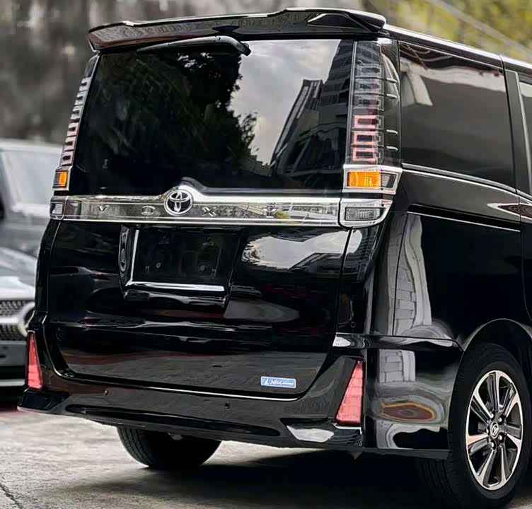 丰田VOXY：家用MPV新标杆，2.0引擎+侧滑门+分体大灯，新潮炫酷_车家号_发现车生活_汽车之家