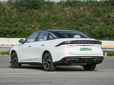 吉利银河L6对阵比亚迪秦PLUS DM-i：新晋混动巨头的比拼_车家号_发现车生活_汽车之家