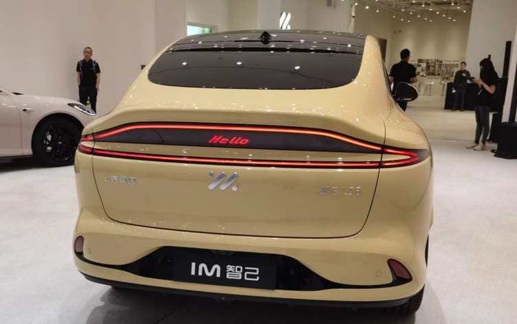 智己LS6实车曝光，大过Model Y，配激光雷达+800V，还看小鹏G6？_车家号_发现车生活_汽车之家