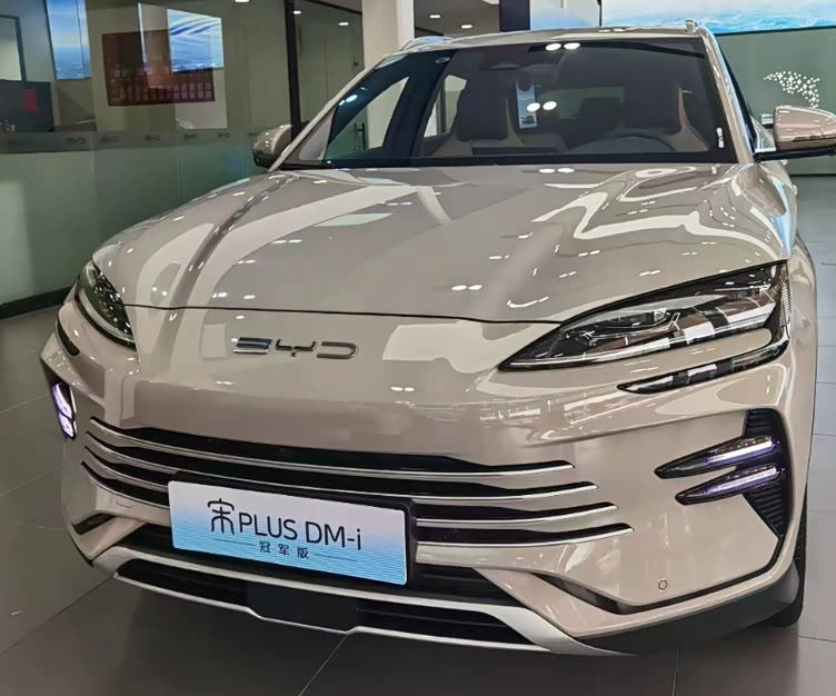 宋PLUS DM-i冠军版到店，15.98万起续航长、空间大，苍烟色很耐看_车家号_发现车生活_汽车之家