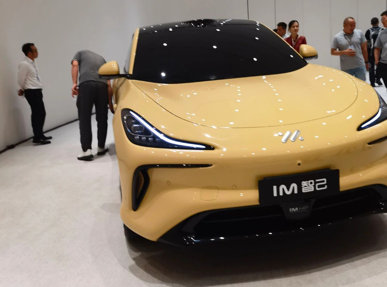 智己LS6实车曝光，大过Model Y，配激光雷达+800V，还看小鹏G6？_车家号_发现车生活_汽车之家