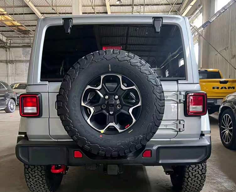 新JEEP牧马人抵达港口，配色更丰富，两款引擎表现出色，真霸气_车家号_发现车生活_汽车之家