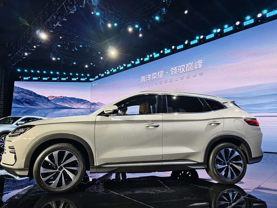 【文章】现场实拍比亚迪宋PLUS冠军版全新配色有点高级，天青色、苍烟色，看起来就很优雅。还有一个值得关注的细节是新车车头的品牌LOGO由之前的“宋”改为“BYD”，随着销量的不断攀升，比亚迪 ...