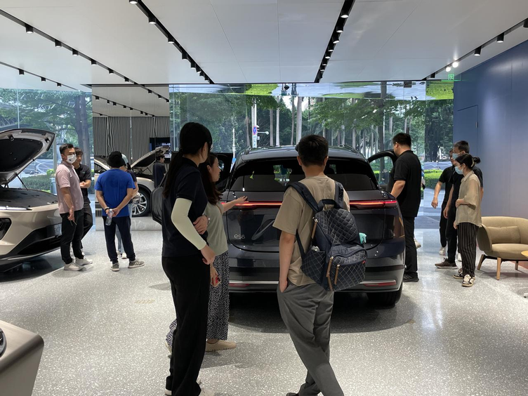 新ES6展车旁边等候的姐妹不少啊_车家号_发现车生活_汽车之家