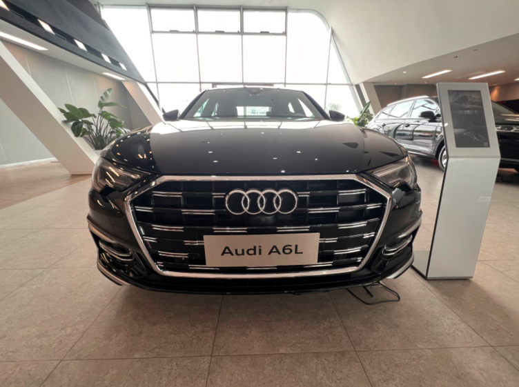 新款奥迪A6L到店实拍解读 前脸变精致 内饰保留经典的三屏设计_车家号_发现车生活_汽车之家