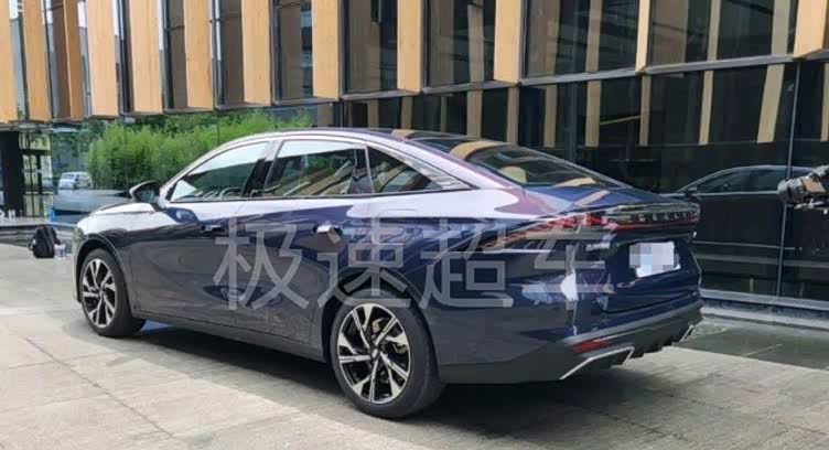 吉利银河L6亮相街头，尺寸媲美比亚迪海豹，混动引擎更给力_车家号_发现车生活_汽车之家