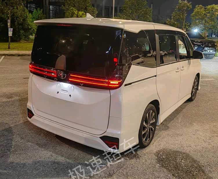 俗称“小赛那”，灯光效果炫酷，丰田VOXY海外登场，7座MPV新标杆_车家号_发现车生活_汽车之家