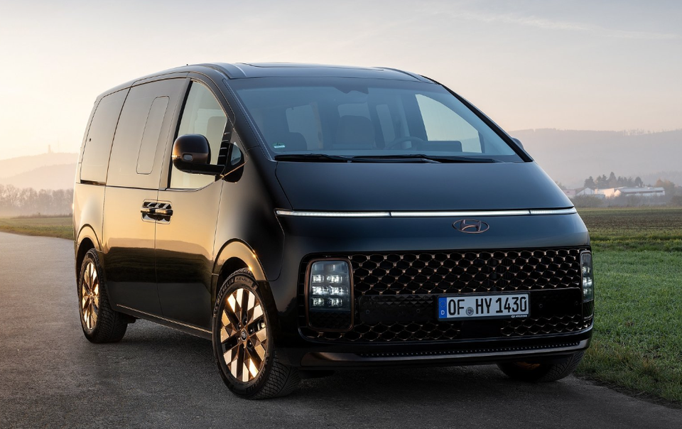 【文章】现代STARIA国内谍照曝光，其尺寸为5253/1997/1990mm，轴距为3273mm，定位中大型MPV。虽说定位高端，不过就整体造型，就很让人想起90年代港片中的桥段，车一刹，门 ...