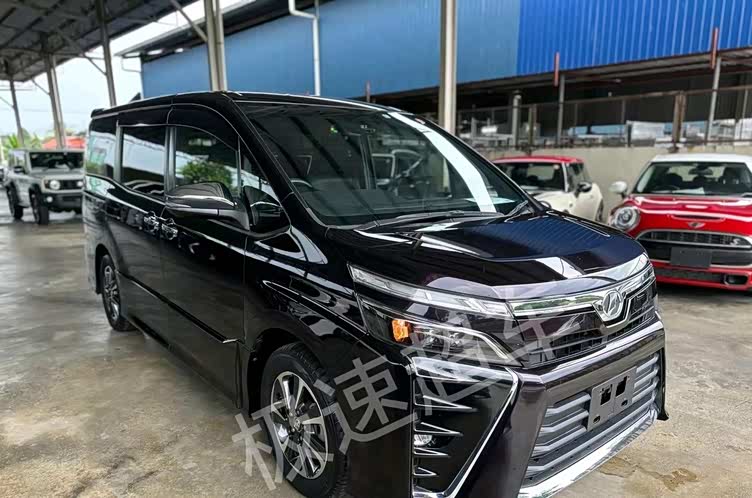 丰田VOXY海外实拍，7座大空间MPV，紫色金属漆面更炫酷_车家号_发现车生活_汽车之家