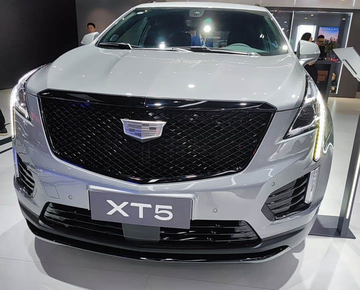 2023款凯迪拉克XT5实车现身，水泥灰配色新潮，2.0T动力输出充沛_车家号_发现车生活_汽车之家