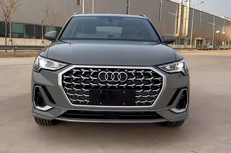 换装点阵式中网和球形档把，搭载1.5T发动机，新款奥迪Q3实车现身_车家号_发现车生活_汽车之家