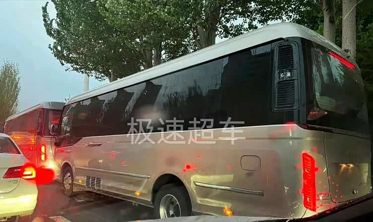 红旗QM7来了，搭载3.0T引擎，首次与丰田考斯特同框，气场强大_车家号_发现车生活_汽车之家