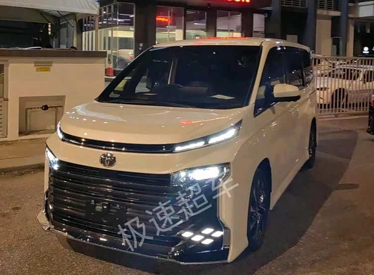 俗称“小赛那”，灯光效果炫酷，丰田VOXY海外登场，7座MPV新标杆_车家号_发现车生活_汽车之家