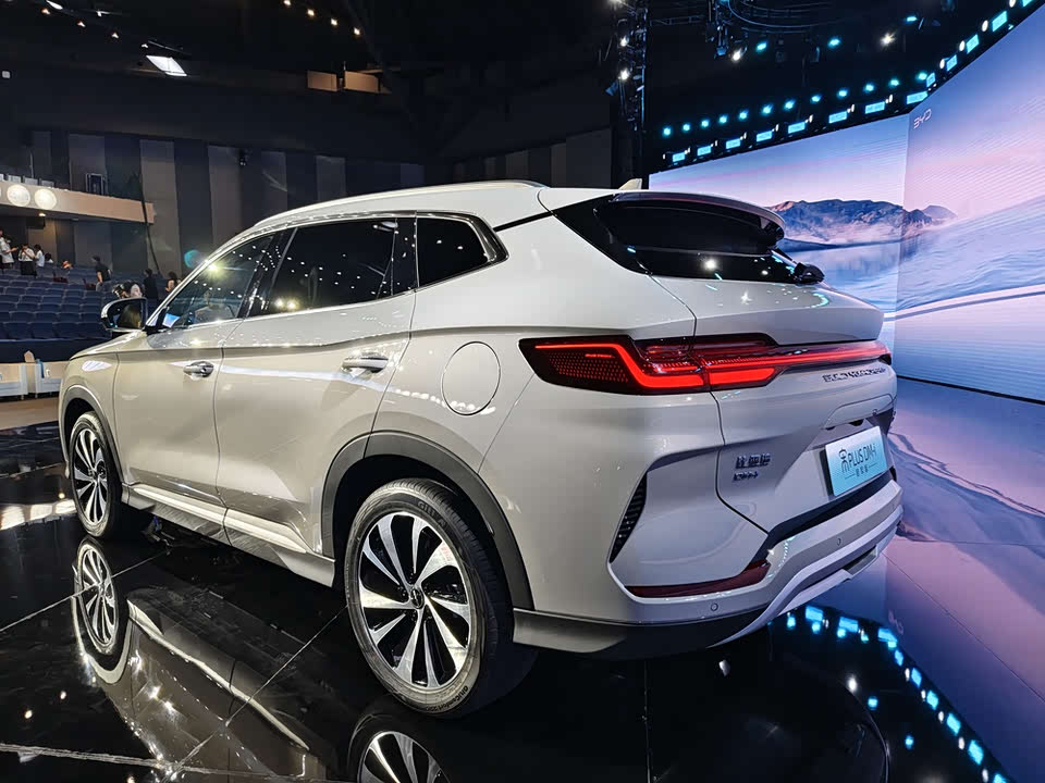 【文章】现场实拍比亚迪宋PLUS冠军版全新配色有点高级，天青色、苍烟色，看起来就很优雅。还有一个值得关注的细节是新车车头的品牌LOGO由之前的“宋”改为“BYD”，随着销量的不断攀升，比亚迪 ...