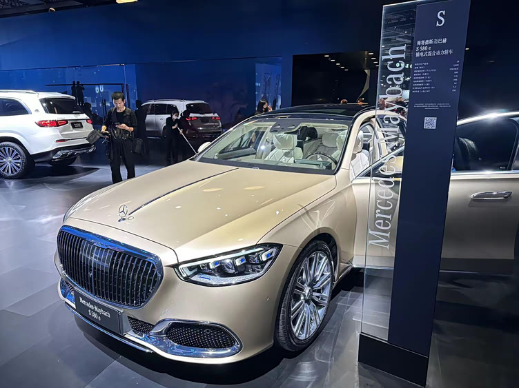 搭载插混系统 迈巴赫S 580 e正式亮相 纯电续航100km_车家号_发现车生活_汽车之家