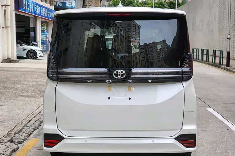 丰田“着急了”，新MPV海外亮相，7座+侧滑门，取名：VOXY_车家号_发现车生活_汽车之家