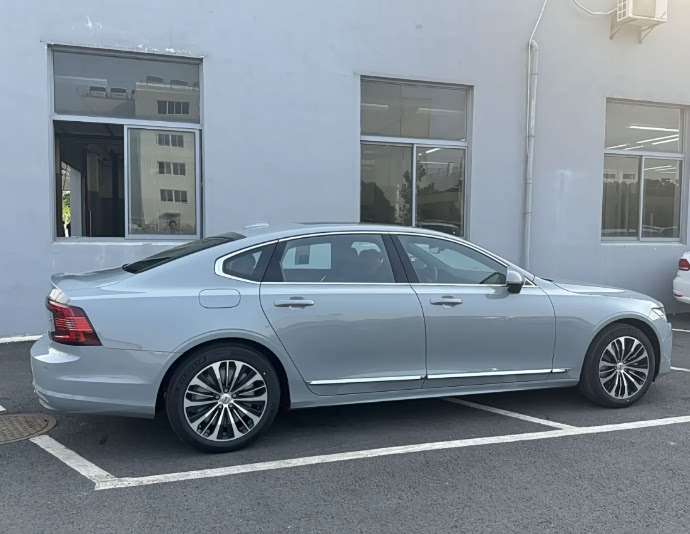 2024款沃尔沃S90到店，薄雾灰涂装时尚，配置调整，配48V轻混系统_车家号_发现车生活_汽车之家