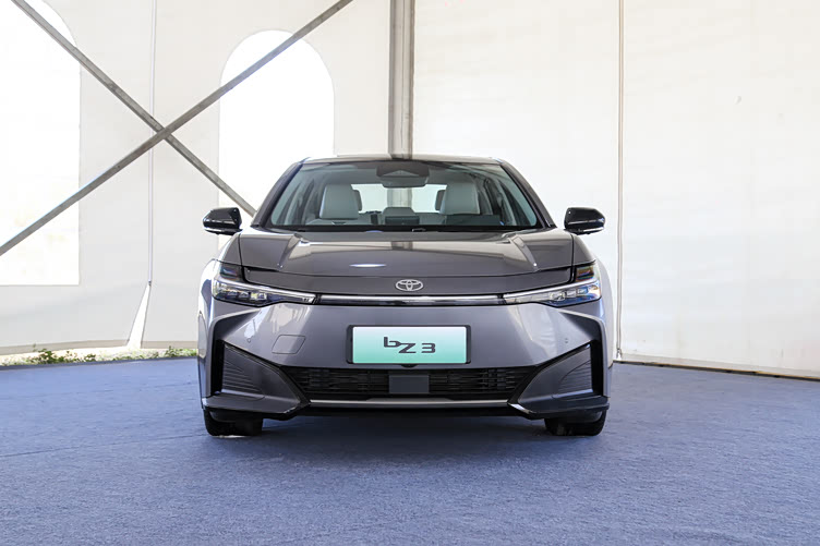 实拍丰田bZ3：纯电时代的凯美瑞，造型前卫，续航最长616km_车家号_发现车生活_汽车之家