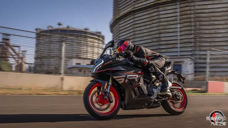 北京摩展｜维度进阶颜值拉满：春风450SR-S单摇臂版，售价33580元_车家号_发现车生活_汽车之家