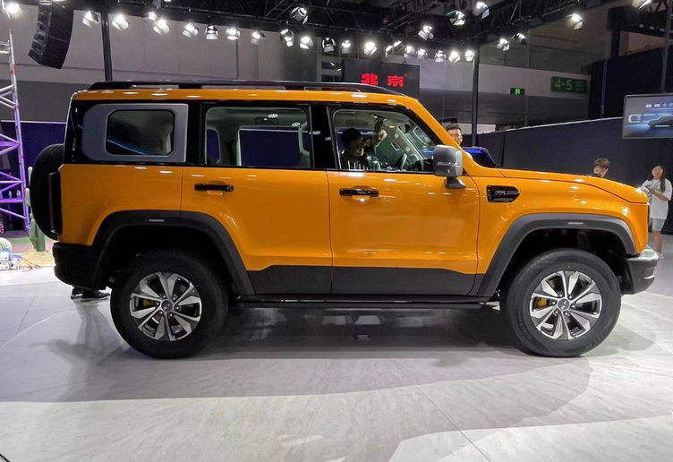 折叠踏板，无框车门，内有全面屏，这下BJ40对标坦克300有戏_车家号_发现车生活_汽车之家