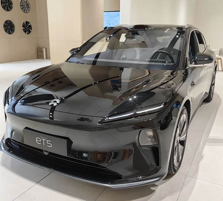 全新蔚来ET5旅行版到店，黑色涂装显大气，颜值高，内饰风格简洁_车家号_发现车生活_汽车之家