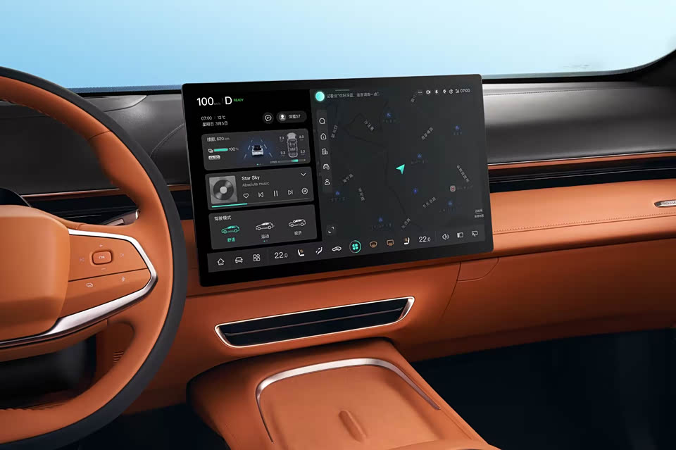 【文章】深蓝S7公布更多配置信息，来看看够不够出彩？·AR-HUD全息式增强现实系统，成像尺寸为53英寸，可2D/3D形式显示；·15.6寸中控屏，左右旋转幅度15°，坐下后屏幕会根据不同场景 ...