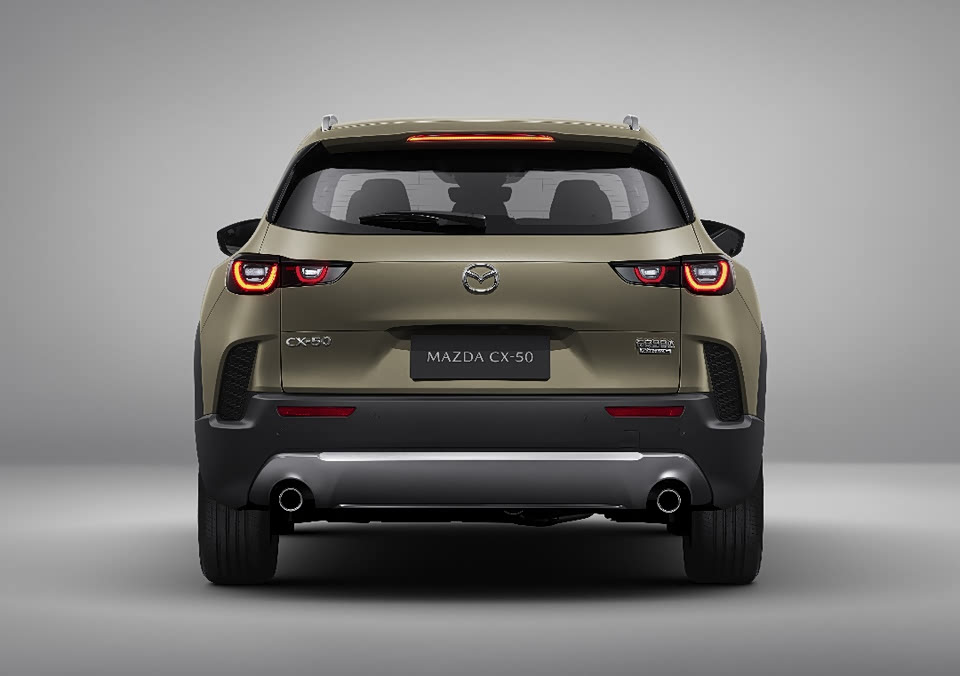 【文章】长安马自达CX-50亮相，这回空间行。 车长4785，轴距2815，1米92的车宽，尺寸在紧凑型SUV里可不算小了，之前不是都嫌马自达后排小嘛。另外，离地间隙214毫米，再加上偏轻越野 ...