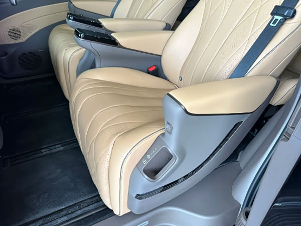 【文章】试驾体验腾势D9 DM-i，第二排独立座椅，按摩功能真的是太香了_车家号_汽车之家