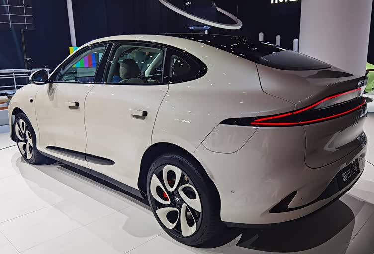 成都车展直击：小鹏最大对手来了！智己LS6开启预售_车家号_发现车生活_汽车之家