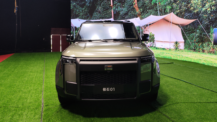 35万买增程SUV，极石01有沙发和彩电，比理想L8更值？_车家号_发现车生活_汽车之家