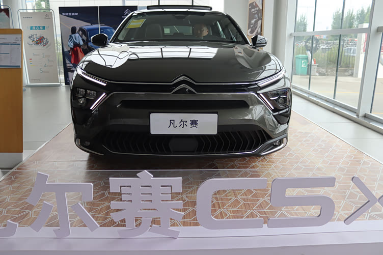 实拍2021款凡尔赛C5 X，白色涂装经典，内饰用料扎实，1.6T+8AT！_车家号_发现车生活_汽车之家