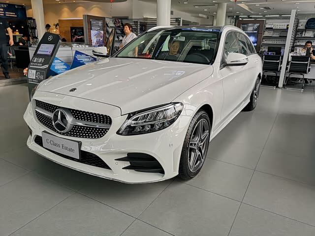 【文章】2019款奔驰C260 旅行版，满满的豪华感。 新车方面，基于奔驰C级打造而来，新车前半身与三厢版奔驰C级毫无差别，后本身改造后空间非常灵活与大。 前脸部分，采用最新家族设计风，点阵式 ...