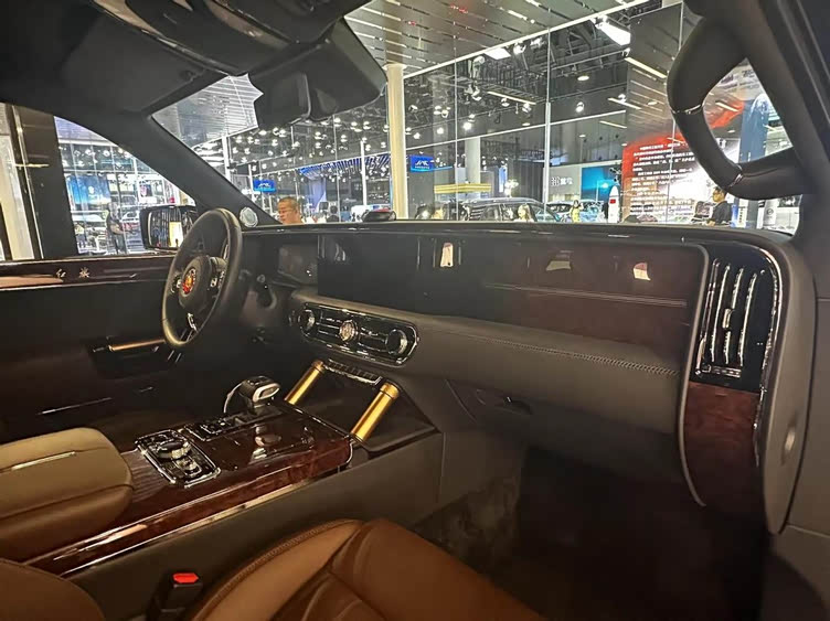 售146.58万元，实拍红旗LS7，配4.0T动力，选它还是凯雷德？_车家号_发现车生活_汽车之家