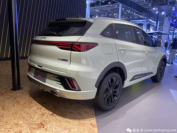 机甲风外观，双联屏内饰，江淮QX PHEV亮相上海车展_车家号_发现车生活_汽车之家