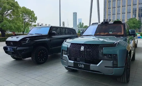 【文章】你的黑武士仰望U8已到店，并搭配电子后视镜！仰望U8将推豪华版和越野玩家版两种车型，豪华版目前曝光的是最多的，越野玩家版相对较少。两款车型最大的区别是越野玩家车顶配备行李箱，方型的轮毂 ...