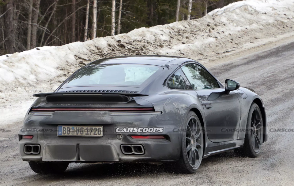 【文章】新款保时捷911（992.2）实车再次曝光，将于年内首发亮相！从谍照看虽然设计差异不大，但是部分细节还是有明显调整，包括更大尺寸的扩散器、全新包围设计和轮毂造型以及试图伪装但明显更扁平 ...