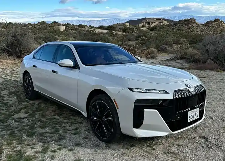 搭载4.4T V8+8AT动力，全新宝马7系海外实车图，比奥迪A8L更运动_车家号_发现车生活_汽车之家