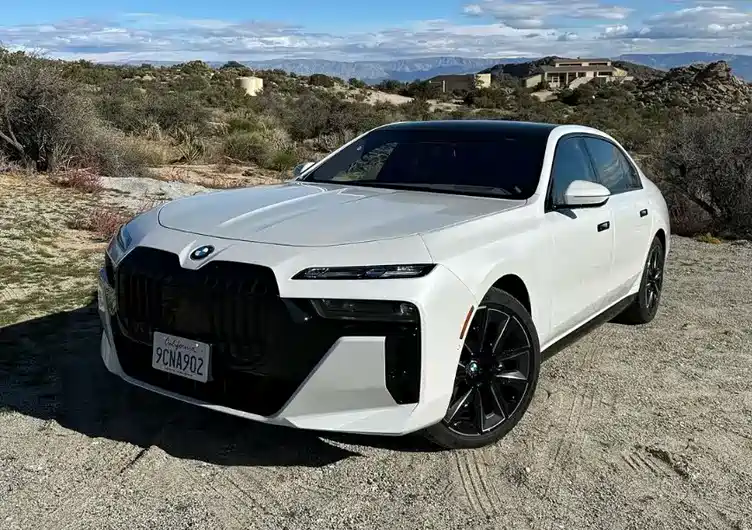 搭载4.4T V8+8AT动力，全新宝马7系海外实车图，比奥迪A8L更运动_车家号_发现车生活_汽车之家