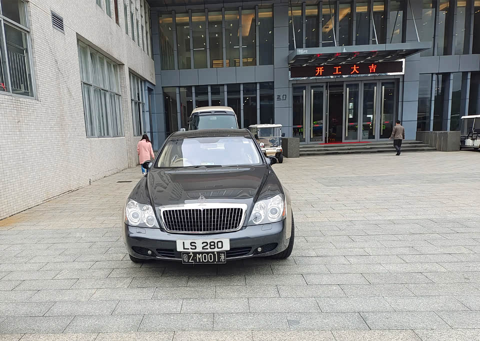 【文章】黄联禧的迈巴赫62，车牌号用公司缩写。黄联禧是联塑集团老板，他可以说是典型的白手起家，也是扎根佛山的民营企业家之一。黄联禧的座驾是一台双拼色的迈巴赫62，落地妥妥的超过了一千万。迈巴赫 ...