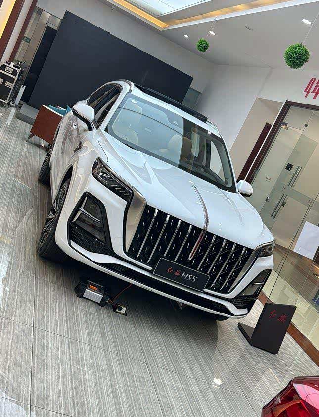 新款红旗HS5到店，白色更具质感，标配2.0T+爱信8AT，又是爆款？_车家号_发现车生活_汽车之家