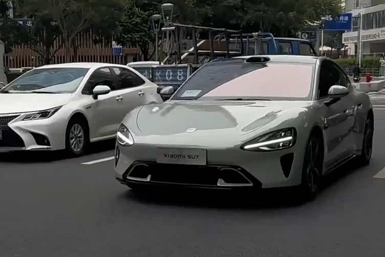 小米SU7实车现身街头，外形酷似保时捷Taycan，蔚来ET5有对手了_车家号_发现车生活_汽车之家