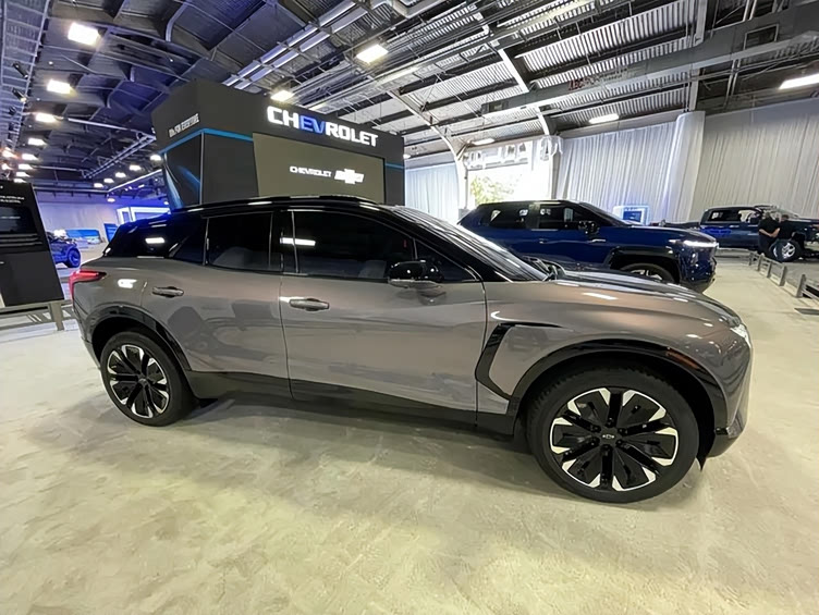 雪佛兰首款纯电SUV曝光！轿跑外观科幻又炫酷，配四驱双电机动力_车家号_发现车生活_汽车之家